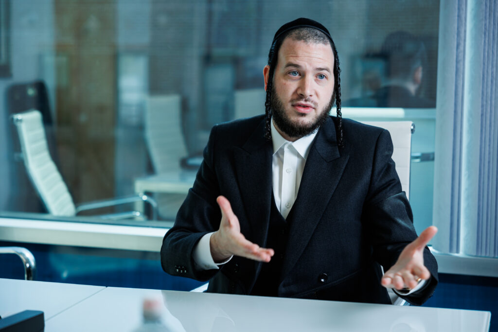 The Inspirational Lyrics and Melodies of the noted badchan, singer and composer Motty Ilowitz ...